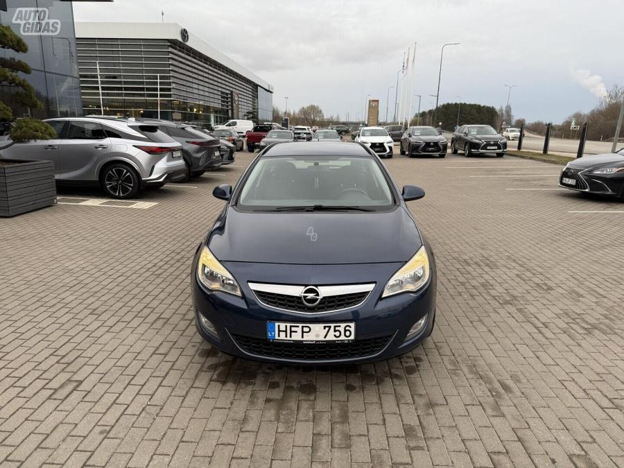 Blue Opel Astra 2011 in Kaunas, with an engine capacity of 1.70 L and mileage of 197 thousand km for 3200 €, photo 2 on AUTOMOTO.COM.LV
