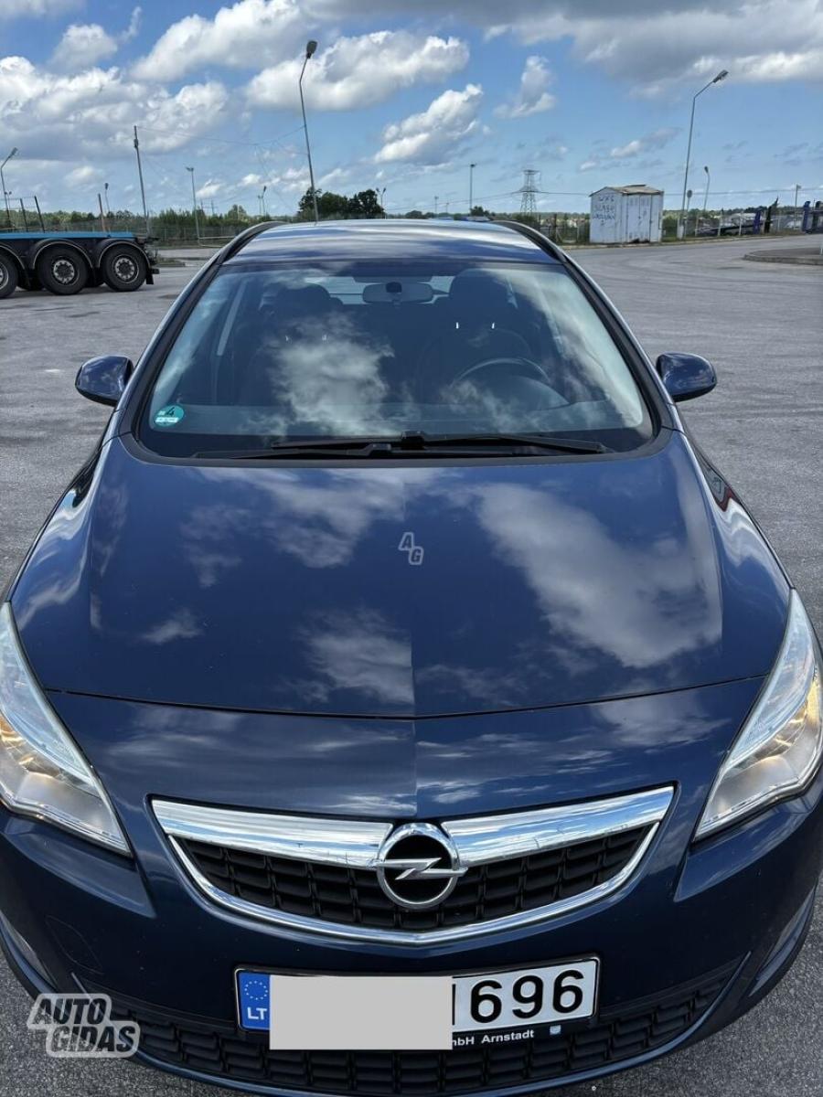 Blue Opel Astra 2011 in Marijampole, with an engine capacity of 1.70 L and mileage of 310 thousand km for 2300 €, photo 1 on AUTOMOTO.COM.LV