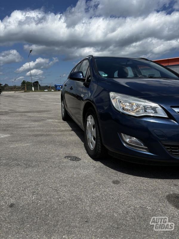 Blue Opel Astra 2011 in Marijampole, with an engine capacity of 1.70 L and mileage of 310 thousand km for 2300 €, photo 2 on AUTOMOTO.COM.LV