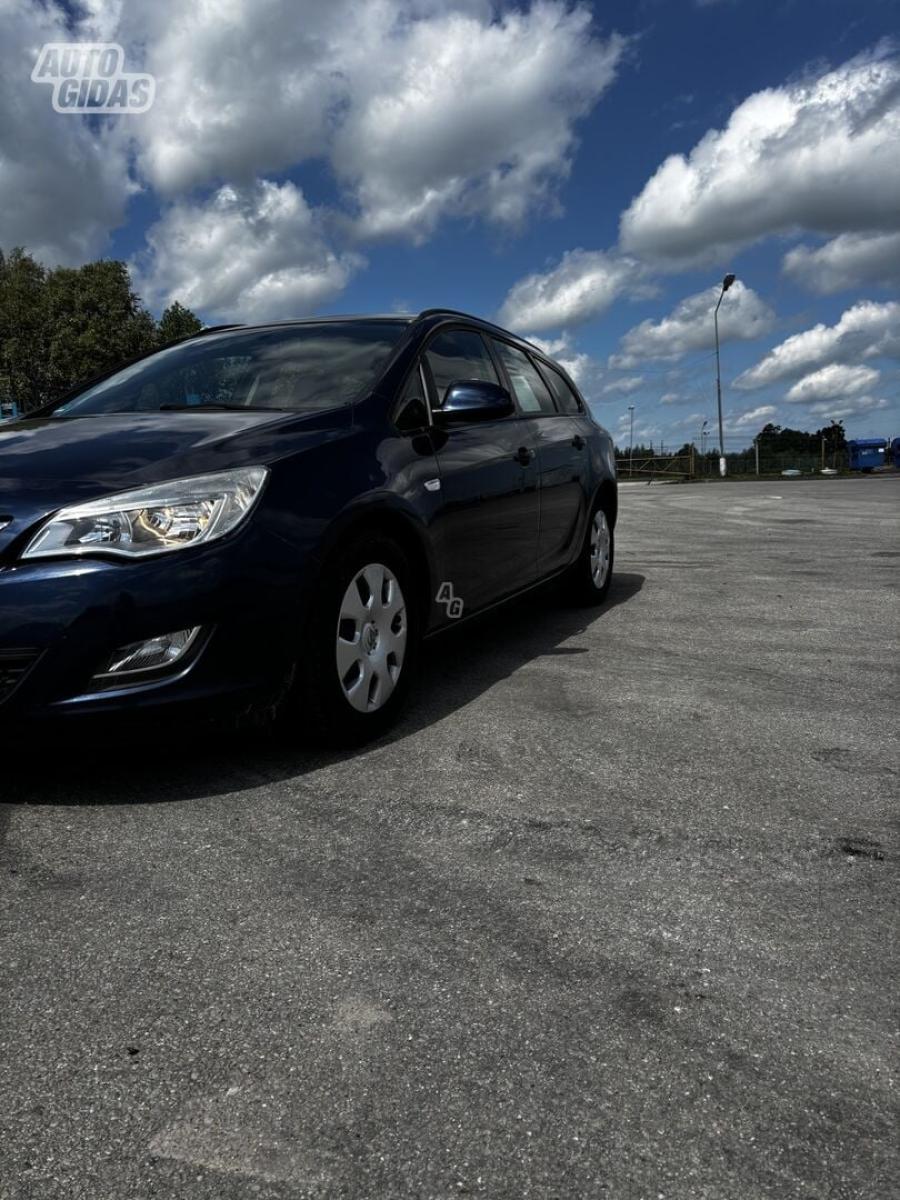 Blue Opel Astra 2011 in Marijampole, with an engine capacity of 1.70 L and mileage of 310 thousand km for 2300 €, photo 4 on AUTOMOTO.COM.LV