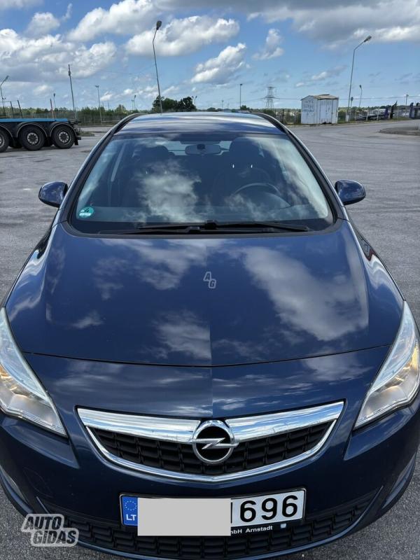 Blue Opel Astra 2011 in Marijampole, with an engine capacity of 1.70 L and mileage of 310 thousand km for 2300 €, photo 1 on AUTOMOTO.COM.LV