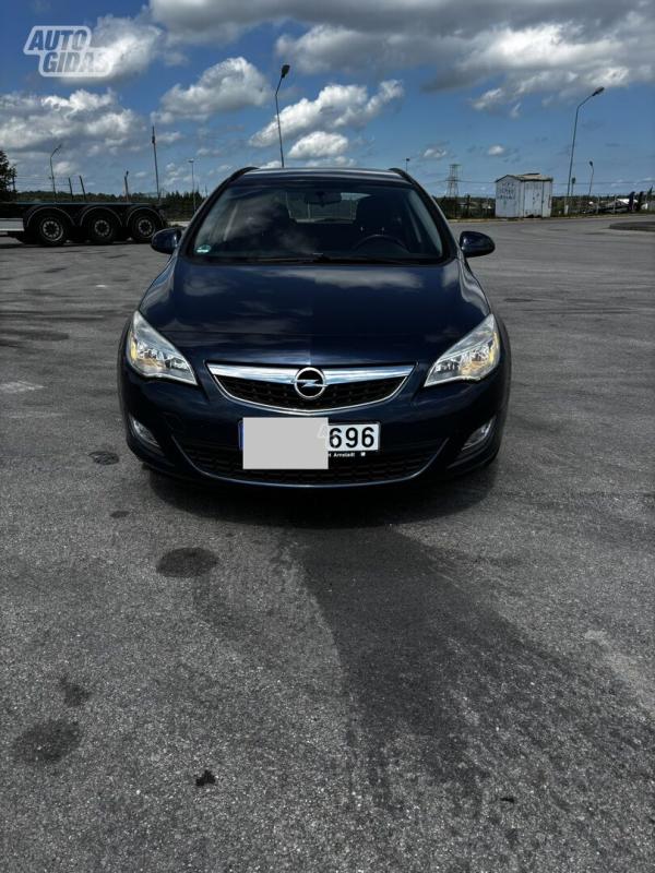 Blue Opel Astra 2011 in Marijampole, with an engine capacity of 1.70 L and mileage of 310 thousand km for 2300 €, photo 4 on AUTOMOTO.COM.LV