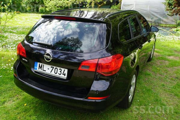 Blue Opel Astra 2011 in Jurmala, with an engine capacity of 1.60 L and mileage of 258 thousand km for 3200 €, photo 3 on AUTOMOTO.COM.LV