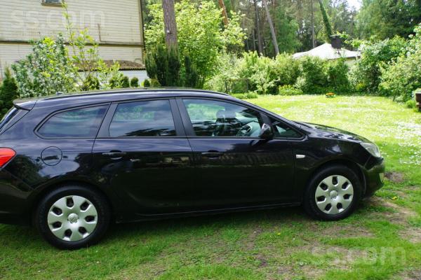 Blue Opel Astra 2011 in Jurmala, with an engine capacity of 1.60 L and mileage of 258 thousand km for 3200 €, photo 5 on AUTOMOTO.COM.LV