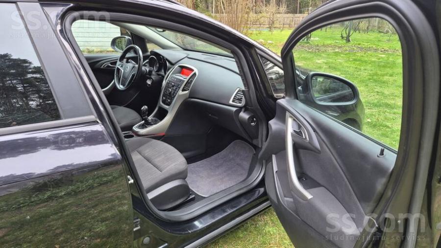 Blue Opel Astra 2011 in Jurmala, with an engine capacity of 1.60 L and mileage of 258 thousand km for 3200 €, photo 7 on AUTOMOTO.COM.LV
