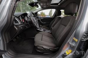 Blue Opel Astra 2011 in Jelgava, with an engine capacity of 2.00 L and mileage of 0 thousand km for 4350 €, photo 8 on AUTOMOTO.COM.LV
