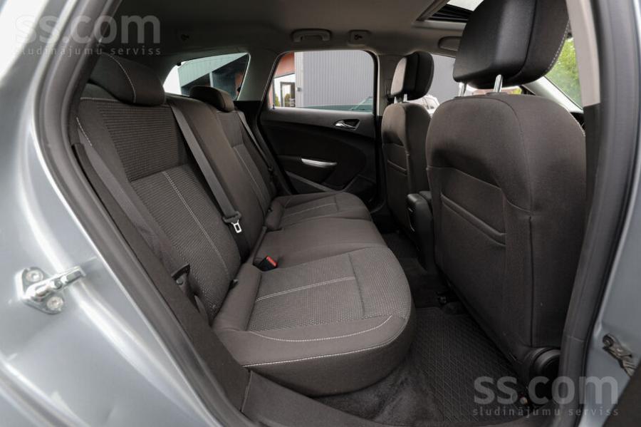 Blue Opel Astra 2011 in Jelgava, with an engine capacity of 2.00 L and mileage of 0 thousand km for 4350 €, photo 12 on AUTOMOTO.COM.LV