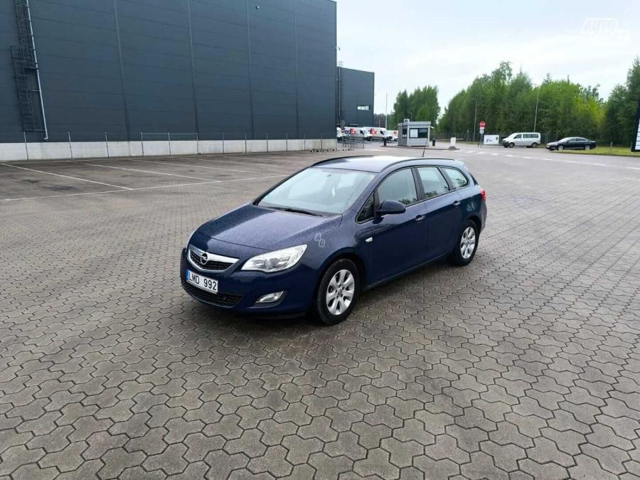 Blue Opel Astra 2011 in Kaunas, with an engine capacity of 1.70 L and mileage of 295 thousand km for 1590 €, photo 1 on AUTOMOTO.COM.LV