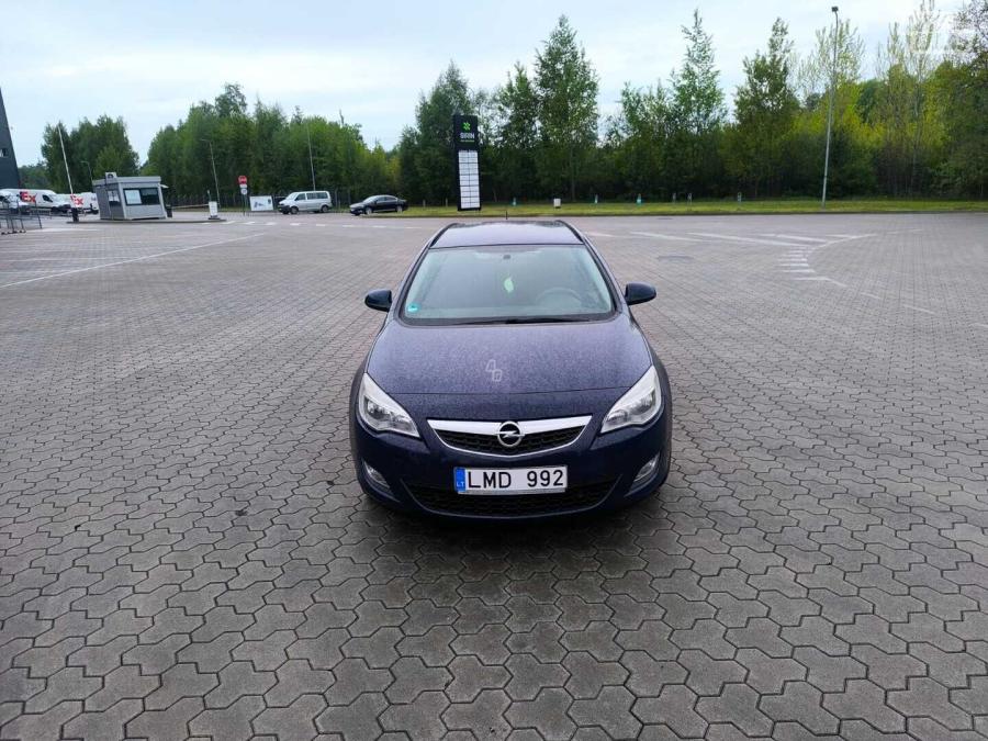 Blue Opel Astra 2011 in Kaunas, with an engine capacity of 1.70 L and mileage of 295 thousand km for 1590 €, photo 3 on AUTOMOTO.COM.LV