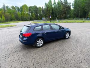 Blue Opel Astra 2011 in Kaunas, with an engine capacity of 1.70 L and mileage of 295 thousand km for 1590 €, photo 6 on AUTOMOTO.COM.LV