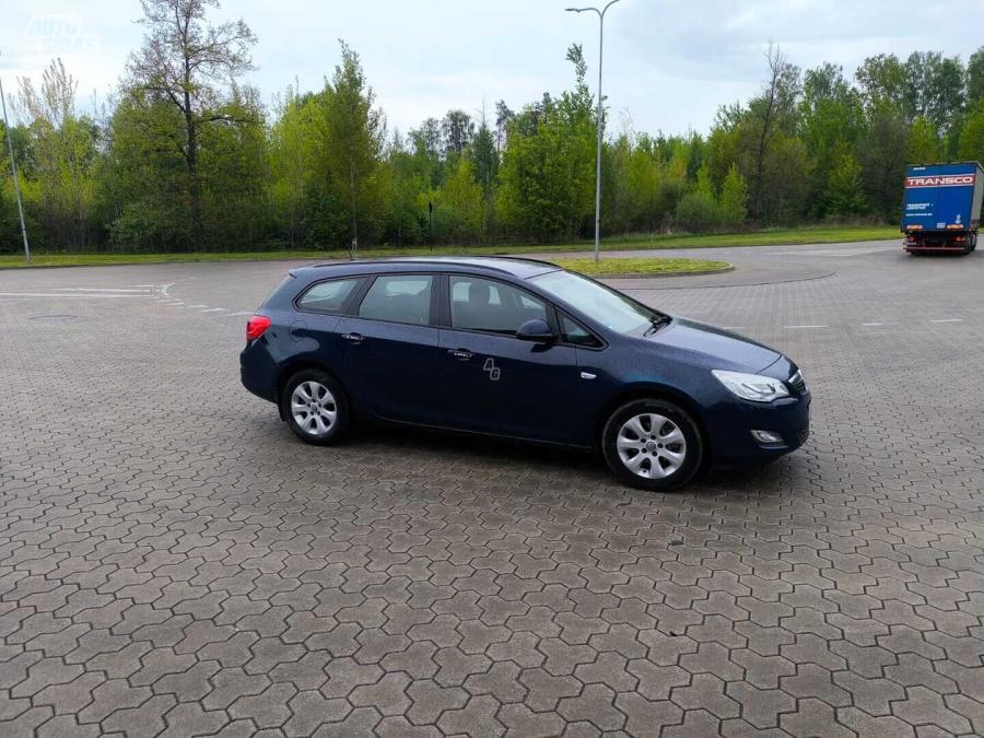 Blue Opel Astra 2011 in Kaunas, with an engine capacity of 1.70 L and mileage of 295 thousand km for 1590 €, photo 9 on AUTOMOTO.COM.LV