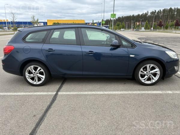 Blue Opel Astra 2011 in Riga, with an engine capacity of 1.30 L and mileage of 320 thousand km for 2500 €, photo 3 on AUTOMOTO.COM.LV