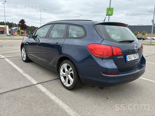 Blue Opel Astra 2011 in Riga, with an engine capacity of 1.30 L and mileage of 320 thousand km for 2500 €, photo 4 on AUTOMOTO.COM.LV