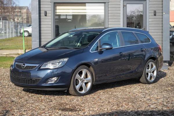 Blue Opel Astra 2012 in Liepaja, with an engine capacity of 1.40 L and mileage of 293 thousand km for 4400 €, photo 1 on AUTOMOTO.COM.LV
