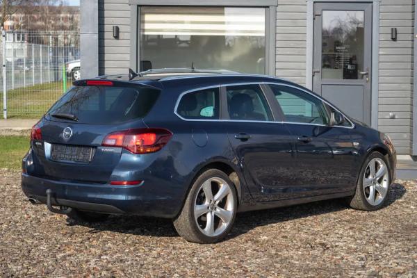 Blue Opel Astra 2012 in Liepaja, with an engine capacity of 1.40 L and mileage of 293 thousand km for 4400 €, photo 6 on AUTOMOTO.COM.LV