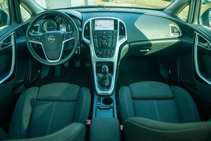 Zils Opel Astra 2012 Liepāja, ar dzinēja tilpumu 1.40 L un nobraukumu 293 tūkst. km par 4400 €, foto 9 vietnē AUTOMOTO.COM.LV