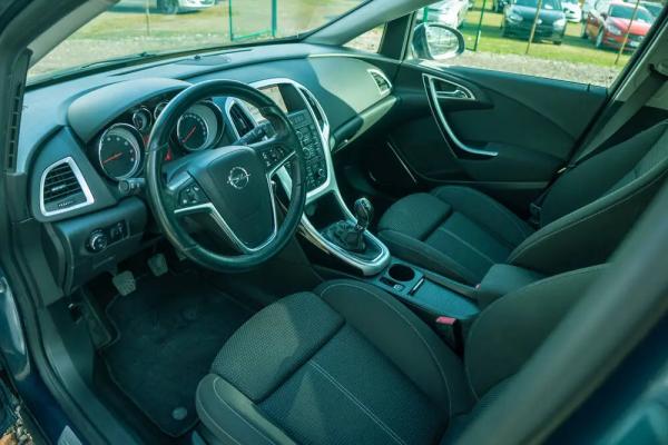 Blue Opel Astra 2012 in Liepaja, with an engine capacity of 1.40 L and mileage of 293 thousand km for 4400 €, photo 9 on AUTOMOTO.COM.LV