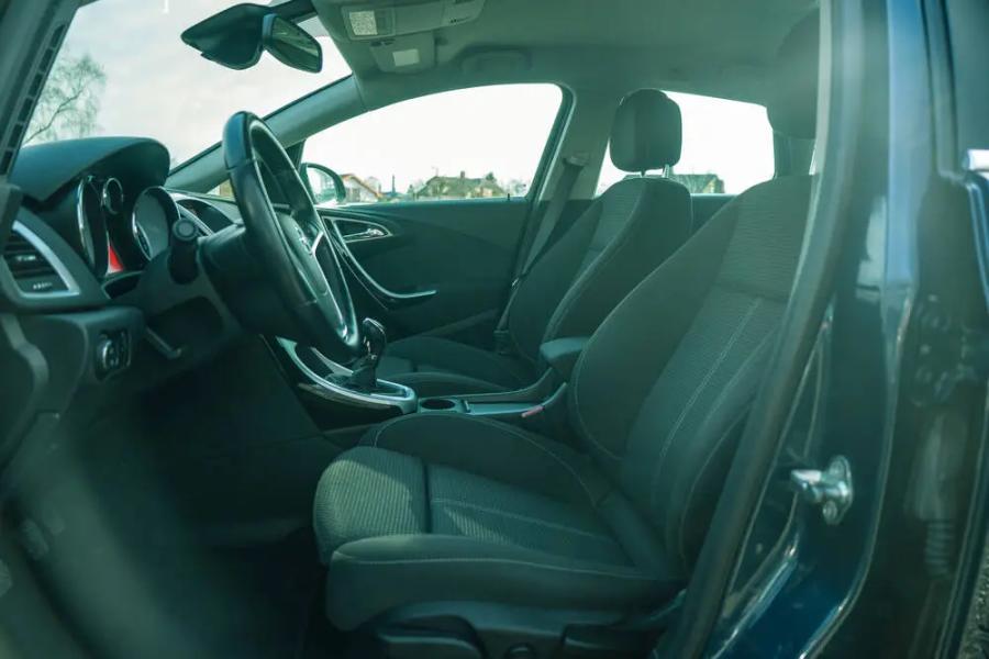 Zils Opel Astra 2012 Liepāja, ar dzinēja tilpumu 1.40 L un nobraukumu 293 tūkst. km par 4400 €, foto 11 vietnē AUTOMOTO.COM.LV