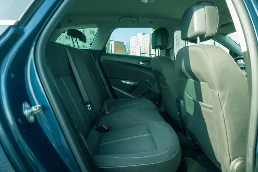 Zils Opel Astra 2012 Liepāja, ar dzinēja tilpumu 1.40 L un nobraukumu 293 tūkst. km par 4400 €, foto 14 vietnē AUTOMOTO.COM.LV