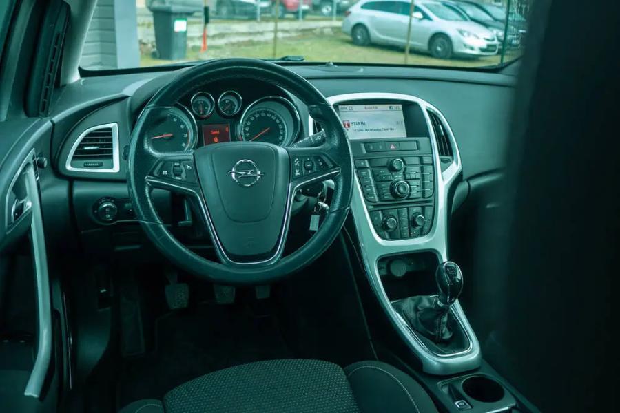 Zils Opel Astra 2012 Liepāja, ar dzinēja tilpumu 1.40 L un nobraukumu 293 tūkst. km par 4400 €, foto 16 vietnē AUTOMOTO.COM.LV
