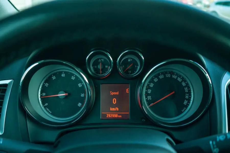 Zils Opel Astra 2012 Liepāja, ar dzinēja tilpumu 1.40 L un nobraukumu 293 tūkst. km par 4400 €, foto 18 vietnē AUTOMOTO.COM.LV