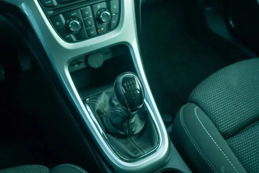 Zils Opel Astra 2012 Liepāja, ar dzinēja tilpumu 1.40 L un nobraukumu 293 tūkst. km par 4400 €, foto 22 vietnē AUTOMOTO.COM.LV