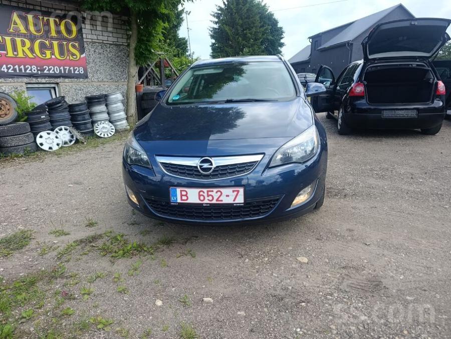 Blue Opel Astra 2012 in Rezekne, with an engine capacity of 1.70 L and mileage of 217 thousand km for 3950 €, photo 3 on AUTOMOTO.COM.LV