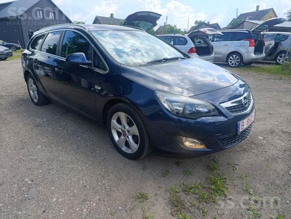 Blue Opel Astra 2012 in Rezekne, with an engine capacity of 1.70 L and mileage of 217 thousand km for 3950 €, photo 3 on AUTOMOTO.COM.LV