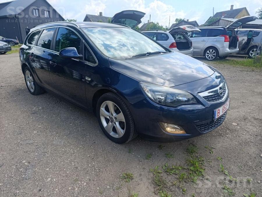 Blue Opel Astra 2012 in Rezekne, with an engine capacity of 1.70 L and mileage of 217 thousand km for 3950 €, photo 4 on AUTOMOTO.COM.LV