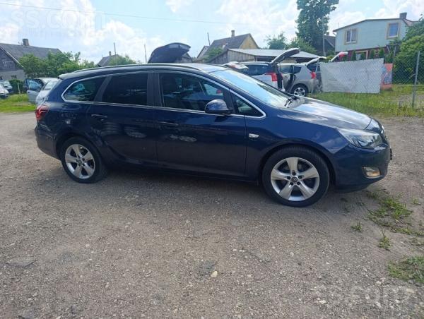 Blue Opel Astra 2012 in Rezekne, with an engine capacity of 1.70 L and mileage of 217 thousand km for 3950 €, photo 4 on AUTOMOTO.COM.LV