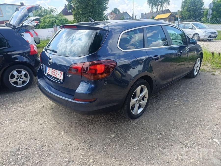 Blue Opel Astra 2012 in Rezekne, with an engine capacity of 1.70 L and mileage of 217 thousand km for 3950 €, photo 6 on AUTOMOTO.COM.LV
