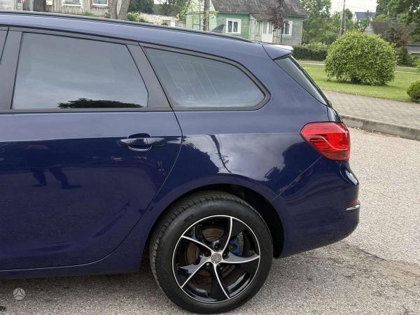 Blue Opel Astra 2012 in Raseiniai, with an engine capacity of 1.40 L and mileage of 276 thousand km for 2880 €, photo 6 on AUTOMOTO.COM.LV