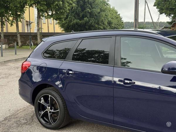 Blue Opel Astra 2012 in Raseiniai, with an engine capacity of 1.40 L and mileage of 276 thousand km for 2880 €, photo 7 on AUTOMOTO.COM.LV