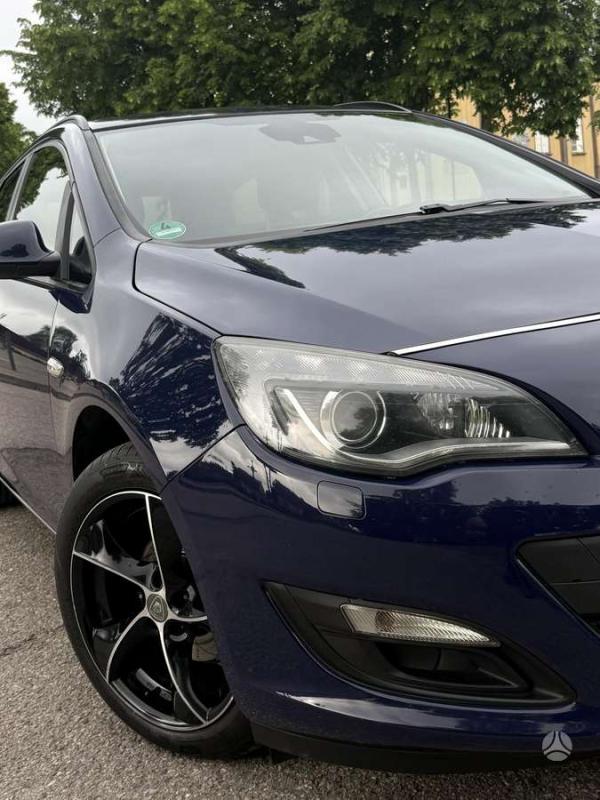Blue Opel Astra 2012 in Raseiniai, with an engine capacity of 1.40 L and mileage of 276 thousand km for 2880 €, photo 8 on AUTOMOTO.COM.LV