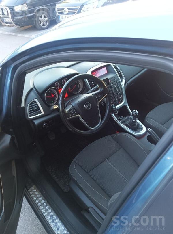 Zils Opel Astra 2013 Ogre, ar dzinēja tilpumu 1.70 L un nobraukumu 274 tūkst. km par 2600 €, foto 2 vietnē AUTOMOTO.COM.LV