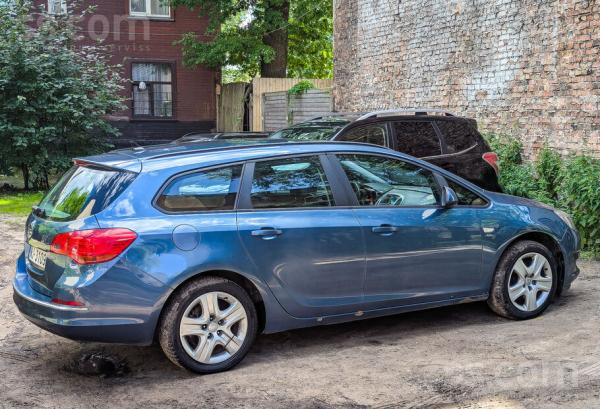 Blue Opel Astra 2013 in Riga, with an engine capacity of 2.00 L and mileage of 322 thousand km for 4000 €, photo 5 on AUTOMOTO.COM.LV
