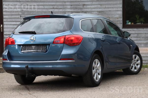 Blue Opel Astra 2014 in Valka, with an engine capacity of 1.60 L and mileage of 278 thousand km for 4600 €, photo 3 on AUTOMOTO.COM.LV