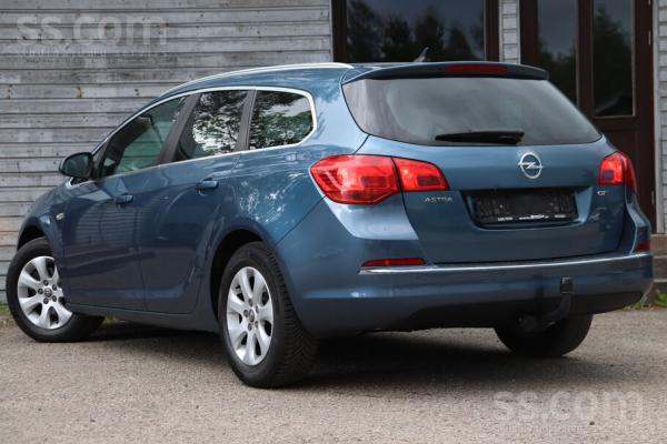 Blue Opel Astra 2014 in Valka, with an engine capacity of 1.60 L and mileage of 278 thousand km for 4600 €, photo 4 on AUTOMOTO.COM.LV