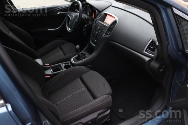 Blue Opel Astra 2014 in Valka, with an engine capacity of 1.60 L and mileage of 278 thousand km for 4600 €, photo 5 on AUTOMOTO.COM.LV