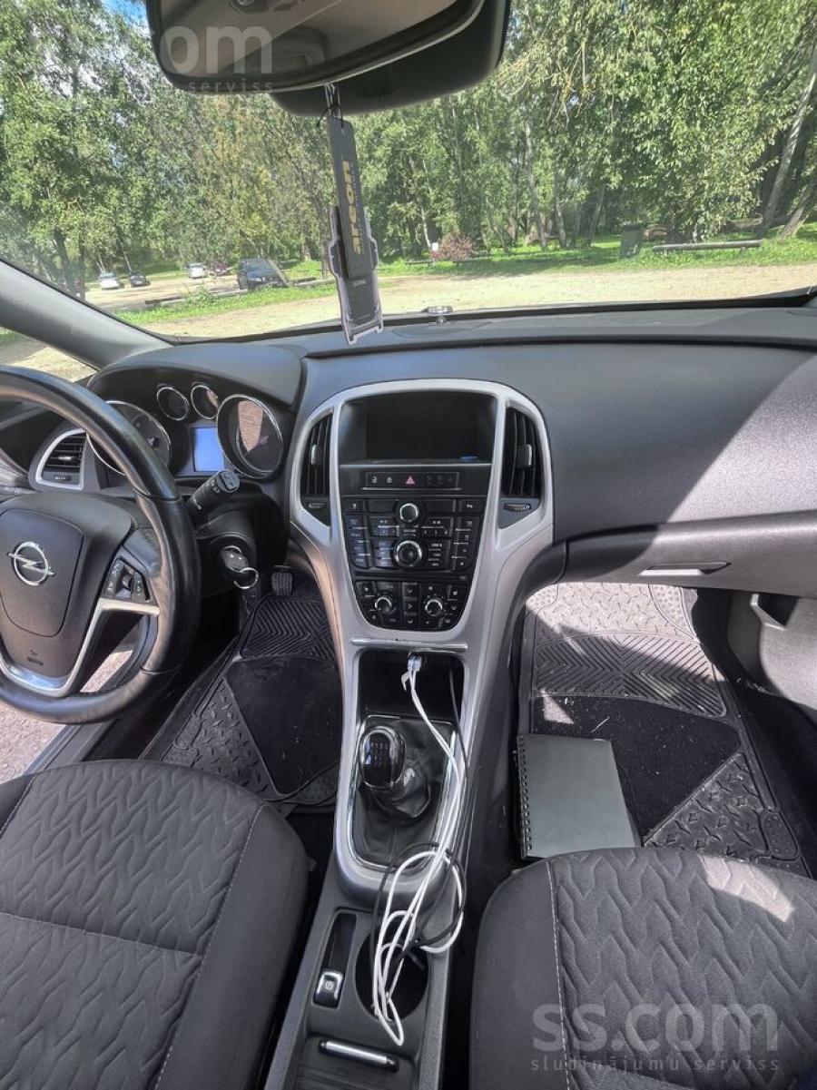 Blue Opel Astra 2014 in Riga, with an engine capacity of 2.00 L and mileage of 202 thousand km for 3600 €, photo 4 on AUTOMOTO.COM.LV