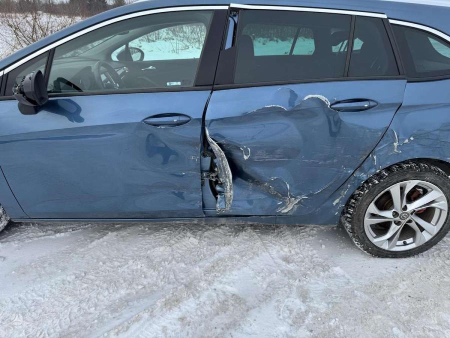 Blue Opel Astra 2017 in Panevezys, with an engine capacity of 1.60 L and mileage of 71 thousand km for 5350 €, photo 10 on AUTOMOTO.COM.LV