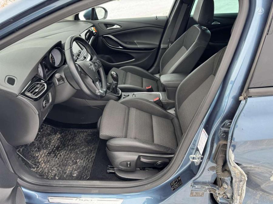 Blue Opel Astra 2017 in Panevezys, with an engine capacity of 1.60 L and mileage of 71 thousand km for 5350 €, photo 11 on AUTOMOTO.COM.LV