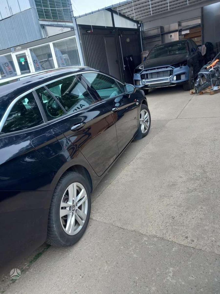 Blue Opel Astra 2018 in Vilnius, with an engine capacity of 1.60 L and mileage of 233 thousand km for 10300 €, photo 4 on AUTOMOTO.COM.LV