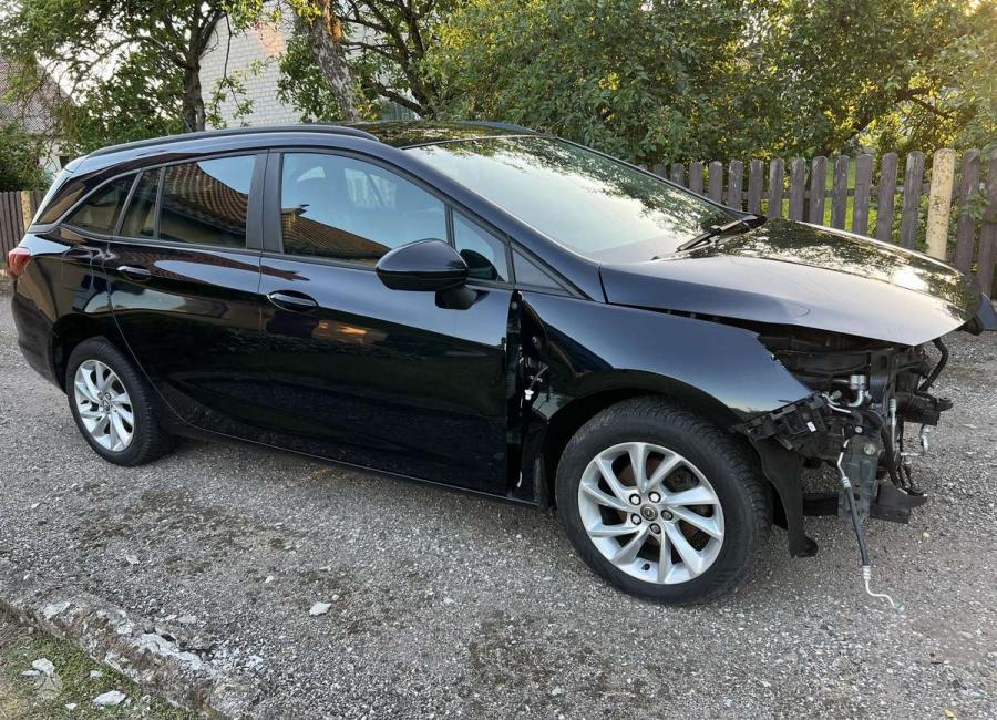 Blue Opel Astra 2018 in Vilkaviskis, with an engine capacity of 1.00 L and mileage of 120 thousand km for 2200 €, photo 3 on AUTOMOTO.COM.LV