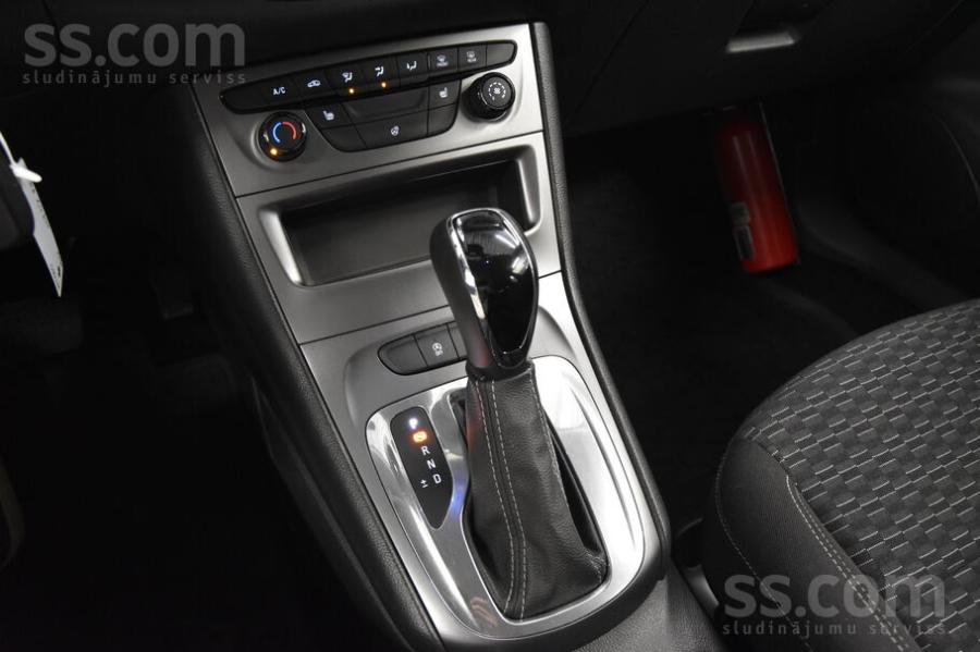 Blue Opel Astra 2019 in Riga, with an engine capacity of 1.40 L and mileage of 129 thousand km for 12990 €, photo 18 on AUTOMOTO.COM.LV