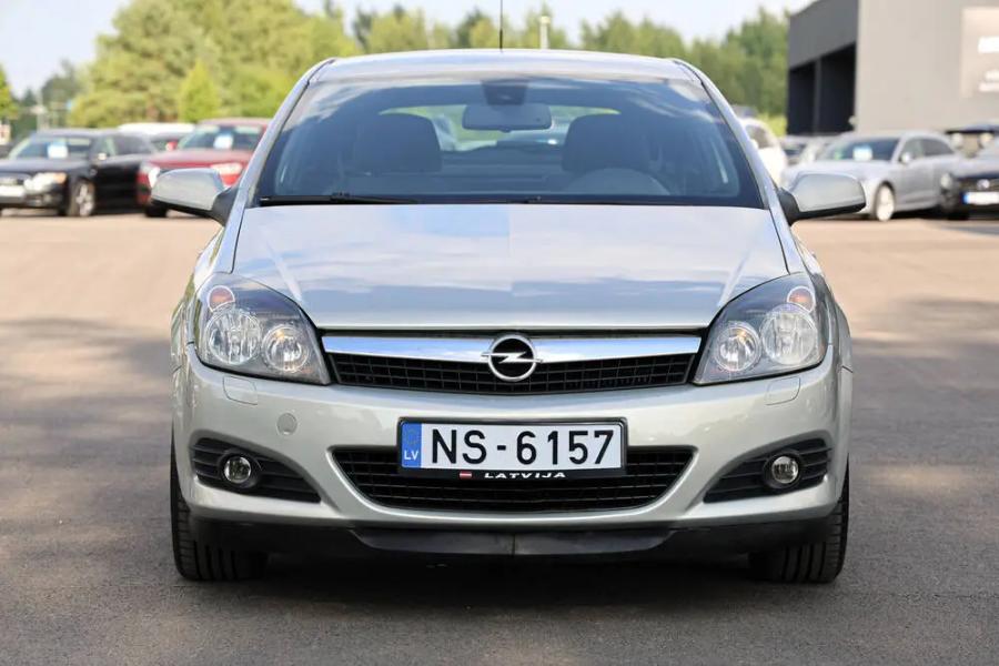 Brown Opel Astra 2010 in Jelgava, with an engine capacity of 1.70 L and mileage of 322 thousand km for 1990 €, photo 3 on AUTOMOTO.COM.LV