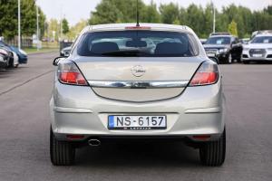 Brown Opel Astra 2010 in Jelgava, with an engine capacity of 1.70 L and mileage of 322 thousand km for 1990 €, photo 6 on AUTOMOTO.COM.LV