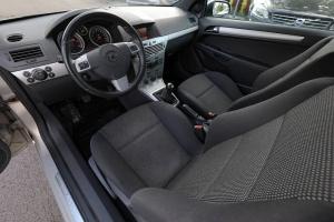 Brown Opel Astra 2010 in Jelgava, with an engine capacity of 1.70 L and mileage of 322 thousand km for 1990 €, photo 9 on AUTOMOTO.COM.LV