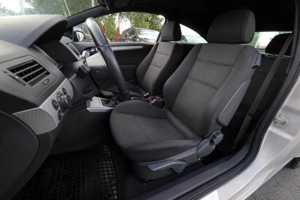 Brūns Opel Astra 2010 Jelgava, ar dzinēja tilpumu 1.70 L un nobraukumu 322 tūkst. km par 1990 €, foto 9 vietnē AUTOMOTO.COM.LV