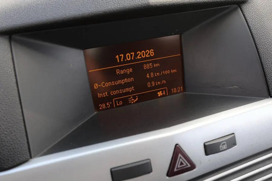 Brown Opel Astra 2010 in Jelgava, with an engine capacity of 1.70 L and mileage of 322 thousand km for 1990 €, photo 15 on AUTOMOTO.COM.LV